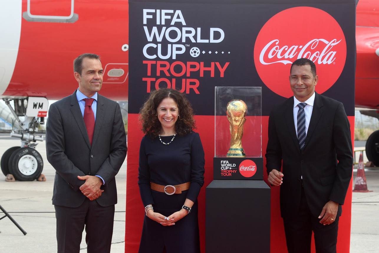 Gilberto Silva revelou o FIFA World Cup Trophy no aeroporto de Figo Maduro